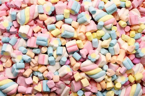 제과 및 과자 품종 배경 밝은 분홍색과 흰색 마시멜로 설탕 색종이 조각 봉봉 및 사탕 개념에 대한 스톡 사진 및 기타 이미지 Istock