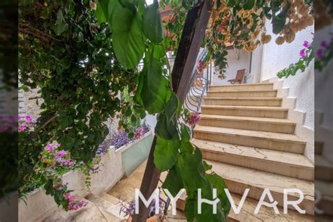 Kamena kuća u starom dijelu Jelse Agencija za nekretnine