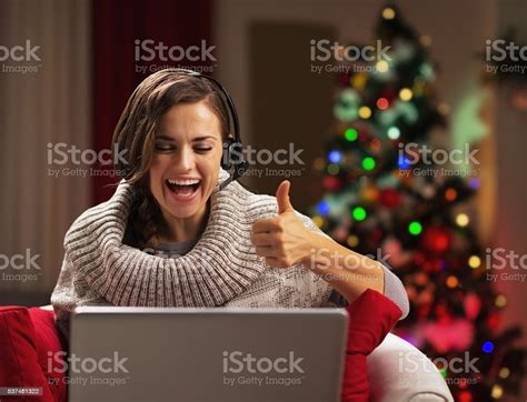 웃는 젊은 여자 표시중 최고야 갖는 영상 채팅 크리스마스에 대한 스톡 사진 및 기타 이미지 크리스마스 핸즈프리 장치 가상 이벤트 Istock