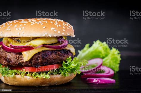 큰 샌드위치 쇠고기 토마토 치즈 절인 오이와 붉은 양파와 햄버거 버거 건강에 좋지 않은 음식에 대한 스톡 사진 및 기타 이미지