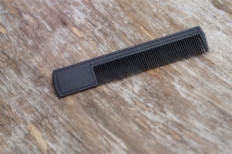 나무 보드의 배경에 검은 헤어 브러시 유행 테마 디자인 사진 기생충 이에 대한 스톡 사진 및 기타 이미지 기생충 이 빗 0명 Istock