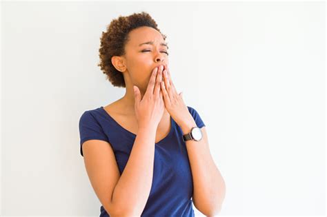 흰색 배경 위에 젊은 아름 다운 아프리카계 미국인 여자 지 루 하 품 피곤 손으로 입을 덮고 불안 하 고 졸음 T 셔츠에 대한 스톡 사진 및 기타 이미지 Istock