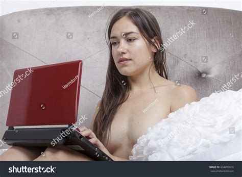 Naked Woman Netbook Bed Writing Love Foto Stok Shutterstock