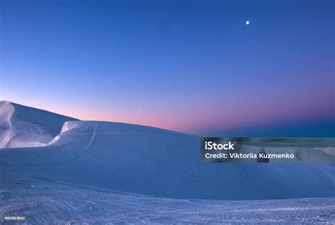 겨울에는 Carpathians에서 멋진 일출입니다 아침의 붉은 광선에 겨울 산의 눈 덮인 정상 0명에 대한 스톡 사진 및 기타 이미지 Istock