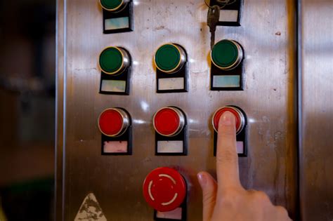 기술자 젊은 여성은 최적의 성능 산업 기계 및 작업자 또는 엔지니어 여성 푸시 버튼 기계 후면도 산업 개념을 위해 공장에서 기계의 제어판을 조정합니다 검사 보기에 대한 스톡