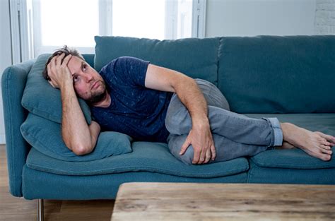 집에서 고립 된 절망적이고 외로운 느낌 거실 소파에서 울고 불행한 우울한 백인 남성 직장에서 스트레스 실업 불안 비탄과 우울증 개념 30 39세에 대한 스톡 사진 및 기타