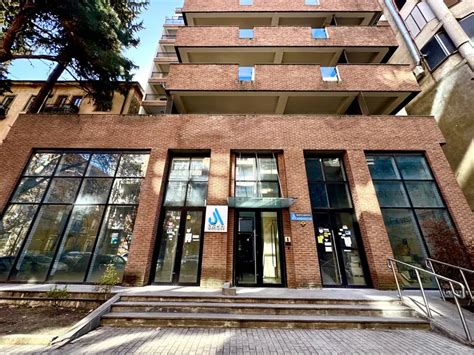 იყიდება 4 ოთახიანი ბინა ვაკეში