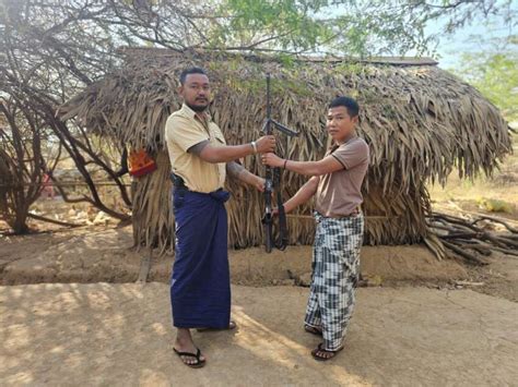 ရေစကြိုတွင် ခလရ ၂၅၉ တပ်ရင်းမှ တပ်ကြပ် ၁ ဦး လက်နက်ခဲယမ်းများ ယူဆောင်လာပြီး အလင်းဝင် Khit Thit Media