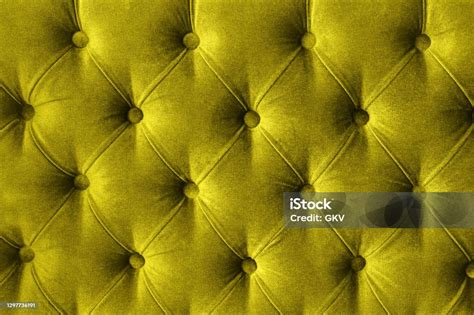 퀼트 벨루어 버튼 은 노란색 패브릭 벽 패턴 배경 우아한 빈티지 럭셔리 밝은 황금 겨자 색상 소파 실내 장식 인테리어 플러시 배경 올해의 색상 2021 직물에 대한 스톡