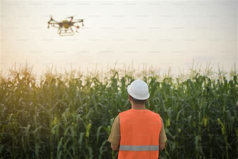 농지에 비료와 살충제를 뿌리는 드론을 제어하는 남성 엔지니어 첨단 기술 혁신 및 스마트 농업 사진 Unsplash의 컬러 이미지 이미지