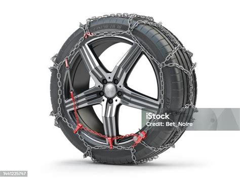 흰색 배경에 고립 된 겨울 타이어와 스노우 체인이있는 자동차 휠 타이어 체인에 대한 스톡 사진 및 기타 이미지 타이어 체인