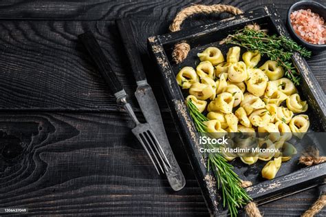 시금치가 있는 이탈리아 전통 토르텔리니 파스타 검은 색 나무 배경 맨 위 보기입니다 복사 공간 건강한 식생활에 대한 스톡 사진 및 기타 이미지 Istock