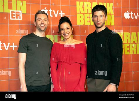 Samuel Jefferson Haley Louise Jones Und Slavko Popadic Beim Photocall Zur Apple Tv Serie