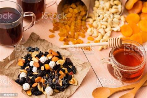 아침 식사에 견과류와 꿀을 곁들인 모닝 커피와 다양한 말린 과일 0명에 대한 스톡 사진 및 기타 이미지 0명 갈색 개체 그룹 Istock