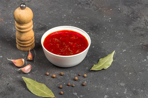 그릇에 채식 보르쉬 검은 색 배경에 비트 뿌리 수프 접시 전통 우크라이나 러시아 음식 요리 채식과 유기농 식품의 개념 고추류에 대한 스톡 사진 및 기타 이미지 Istock