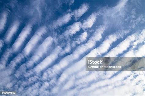 애니메이션 밝은 블루 드라마틱 인명별 클라우드 스카이 0명에 대한 스톡 사진 및 기타 이미지 0명 경관 날씨 Istock