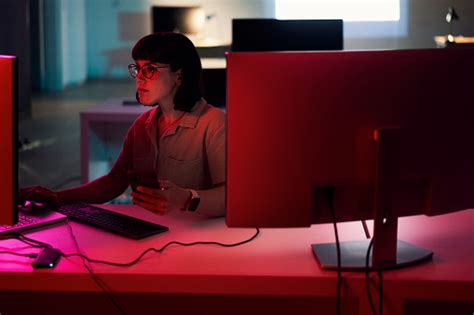 네온 컴퓨터 또는 사무실에서 사이버 보안 앱 코딩 또는 데이터 분석을위한 진지한 여성 개발자 프로그래머 야간 또는 직원이 소프트웨어 코드 프로그래밍 또는 시작 Seo 검토를