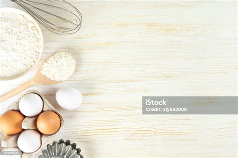 베이킹 재료 밀가루 계란 우유 복사 공간이있는 흰색 나무 배경에 빵 굽기 그릇에 대한 스톡 사진 및 기타 이미지 그릇 다양 레스토랑 Istock