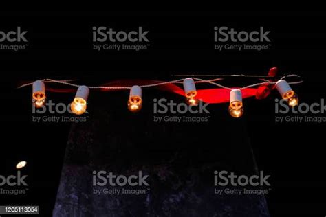 야외에서 검은 색 배경에 램프 화환 매달려 전구 배경 조명 장식 복고풍과 빈티지 컨셉 공간을 복사합니다 전구에 대한 스톡 사진 및 기타 이미지 Istock