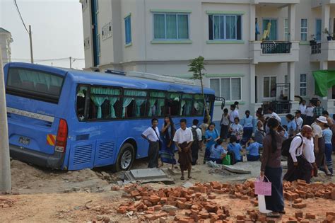 Dvb ေနျပည္ေတာ္တြင္ ၀န္ထမ္းဖယ္ရီကား ၂ စီးတိုက္၊ အမ်ားအျပား ဒဏ္ရာရ