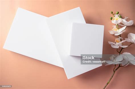 화장품 모형을 위해 난초 꽃이있는 베이지 색 배경에 세 개의 연단이 있습니다 아름다움과 피부 관리 개념 3가지 개체에 대한 스톡 사진 및 기타 이미지 Istock