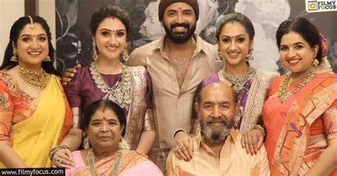 సీనియర్ నటుడు విజయ్ కుమార్ కూతురు అనిత గృహప్రవేశ వేడుక వైరల్ అవుతున్న ఫోటోలు Filmy Focus