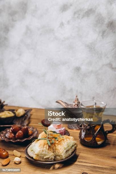 나무 테이블에 말린 날짜와 차 아랍 전통 요리 냄비 및 대추 과일 라마단 카림 이드 무바라크 개념 복사 공간 Ramadan Kareem에 대한 스톡 사진 및 기타 이미지