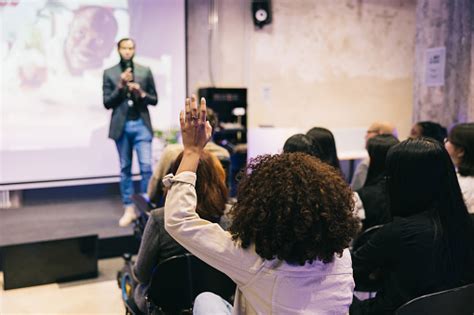 컨퍼런스에서 다양한 청중을 위한 프레젠테이션을 하는 기업가 25 29세에 대한 스톡 사진 및 기타 이미지 25 29세 30 34세 35 39세 Istock