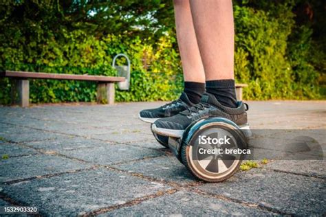 학교 운동장에서 호버보드를 타는 십대 자기 균형 스쿠터 개인 교통 수단에 사용되는 공중 부양 보드 균형에 대한 스톡 사진 및 기타 이미지 Istock