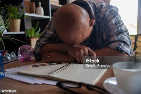 코비드19의 확산에서 실업자 는 타이어와 두통을 느낀다 스트레스 사업가 좌절 실업 여행 사업에 실패 실업 개념을 강조했습니다 50 54세에 대한 스톡 사진 및 기타 이미지