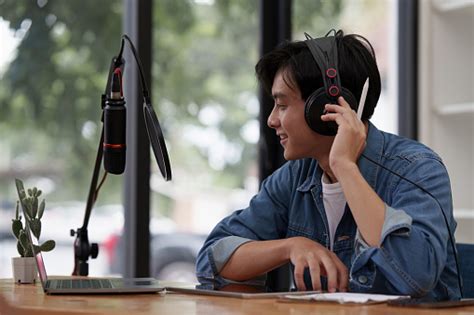 홈 스튜디오에서 일하는 오디오 팟캐스트를 만드는 아시아 팟캐스트 제작자 20 29세에 대한 스톡 사진 및 기타 이미지 20 29세 Dj 기업가 Istock