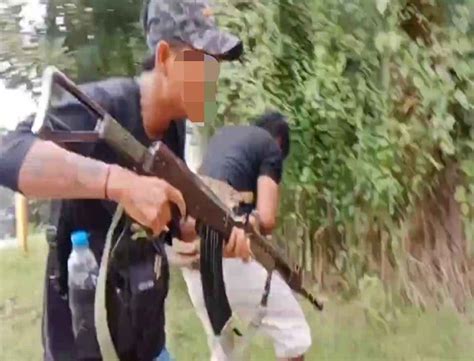 Khit Thit Media On Twitter မုံရွာ ချောင်းဦး လမ်းပိုင်းတွင် ဆက်ကြေးကောက်နေသည့် စစ်သားနှင့် ပ