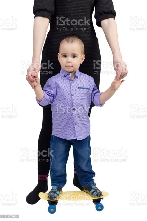 엄마는 스케이트 보드 흰색 배경을 타고 아들을 가르친다 2 3 살에 대한 스톡 사진 및 기타 이미지 2 3 살 2명 가족 Istock