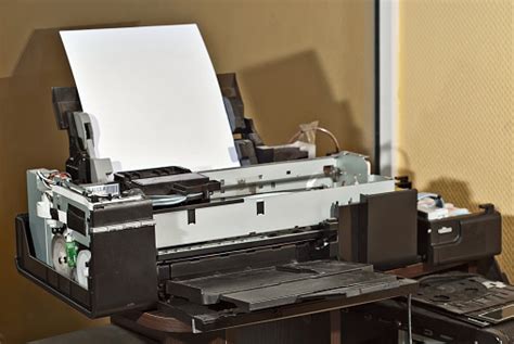 프린터가 부품으로 분해됩니다 깨진 더러운 먼지가 많은 프린터 장비 수리 서비스 센터 잉크로 리필하고 인쇄 장비의 청소 개선에 대한 스톡 사진 및 기타 이미지 Istock