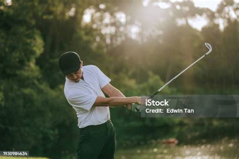 주말 아침 골프 코스에서 골프를 치는 아시아계 중국인 골퍼 30 34세에 대한 스톡 사진 및 기타 이미지 30 34세 개성 개념 결심 Istock