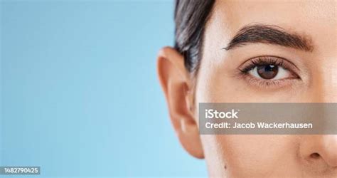 스킨케어 뷰티 초상화 메이크업과 화장품이 있는 모형을 가진 여성의 눈 건강 파란색 배경 스튜디오 및 마이크로 블레이드 눈썹과 눈 건강 미학을 가진 고립 된 모델 얼굴 눈