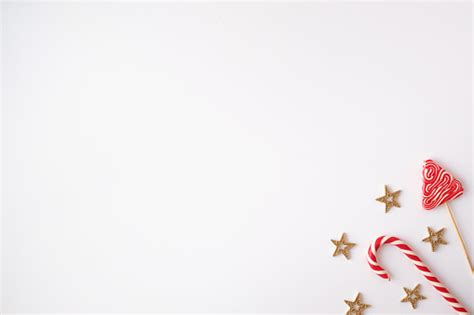 วางราบ ธีมคริสต์มาสและปีใหม่ อมยิ้มสีแดงและสีขาวและดาวสีทอง ตั้งอยู่ที่มุมขวาล่าง พื้นหล ภาพ