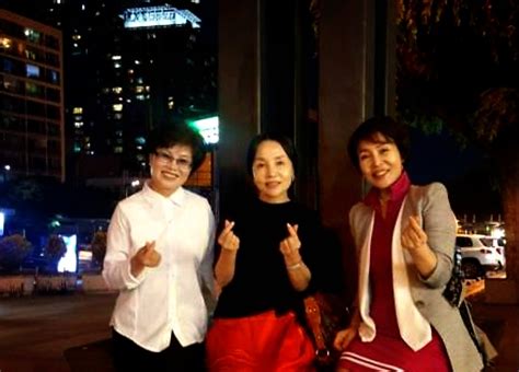 🍒 자연을 그릇에 담다 행복한 금요일 즐겁게 보내세요 장날 세상사는 이야기 최정애 테스 형 노래가 들리다 그늘에 앉아