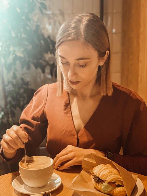 Mujer Joven Tomando Café En Una Cafetería Foto Premium