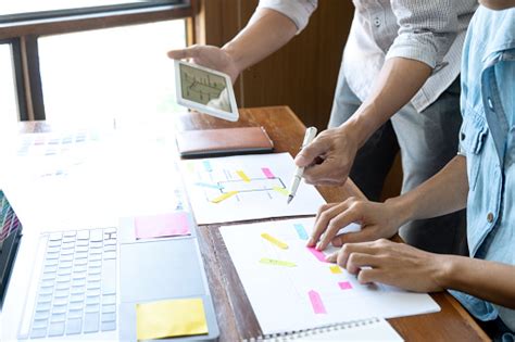 새로운 제품을 설계하는 사무실에서 일하는 젊은 디자이너의 그룹 새로운 스마트 폰 디자인 개념에 대한 색상 차트 및 컴퓨터 노트북을 사용 개념에 대한 스톡 사진 및 기타
