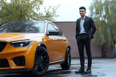 빗속에서 차에 기대어 서 있는 남자 사진 무료 다운로드 Lovepik