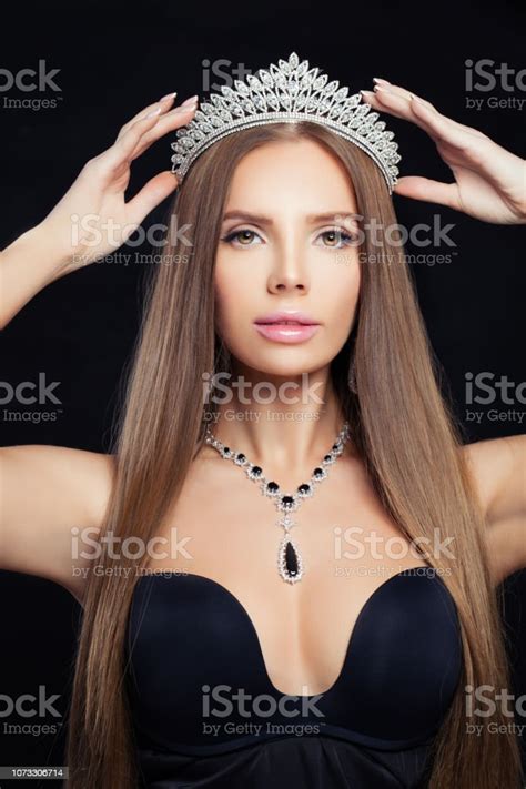 검은 보석을 다이아몬드 Diadem 및 실버 목걸이에 완벽 한 여자의 근접 촬영 초상화 갈색에 대한 스톡 사진 및 기타 이미지 갈색 건강한 생활방식 검은색 Istock