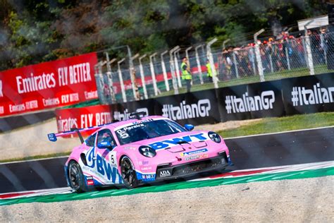 트랙 위의 경주용 자동차 사진 Unsplash의 무료 몬자 에니 서킷 이미지