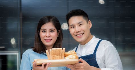 비밀 성분은 사랑입니다 집에서 자유 시간을 보내면서 함께 건강한 식사를 준비하는 아름다운 젊은 부부 사진 Unsplash의