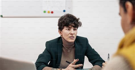 3d 프린팅 사업에서 브레인스토밍 과정을 수행하는 동안 비즈니스 여성의 스톡 사진 사진 Unsplash의 초상 이미지