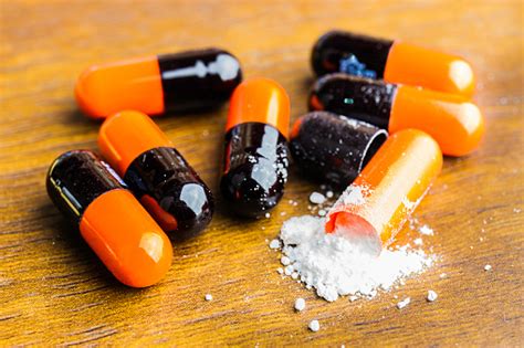 의학 약 또는 나무 배경에 캡슐입니다 치료 약물에 대 한 약물 처방입니다 제약의 약 건강에 대 한 치료 약국 테마 캡슐 알 약 패키지에 의학 항생제와 개념에 대한 스톡 사진