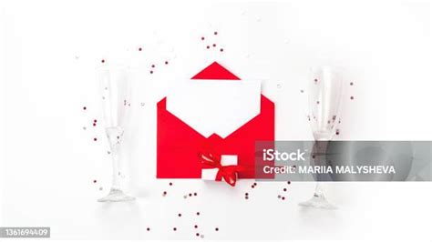 빨간색 리본 리본 두 개의 안경과 흰색 배경에 빈 흰색 노트 모형이있는 빨간 봉투가있는 평평한 흰색 선물 상자 발렌타인 데이 축하 낭만적 인 저녁 식사 커플 개념 0명에