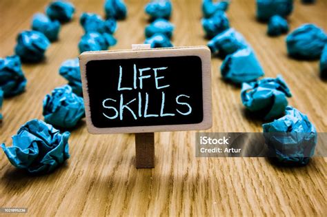 단어 쓰기 텍스트 생활 능력 그에 대 한 비즈니스 개념은 필요 하거나 몇 가지 시도 하지 실수 매일 칠판 구겨진 종이에 바람직한 전체 참여 만족 나무 바닥 기술에 대한 스톡