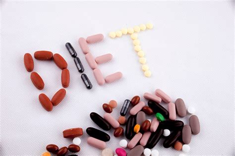 손으로 쓰는 단어로 약 약 캡슐 다이어트 흰색 절연된 배경 복사 공간에 작성 된 텍스트 캡션 영감 의료 개념 개념에 대한 스톡 사진 및 기타 이미지 Istock