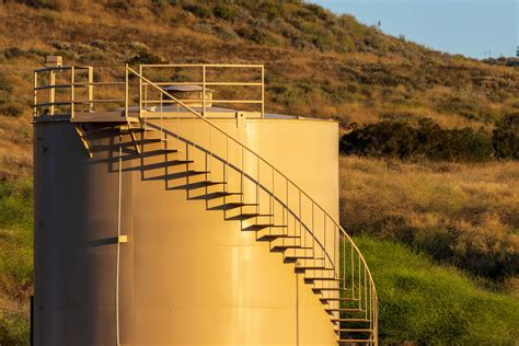 건설 건축 계단 구조 공학 금속 기술 깨끗한 디자인 나선형 계단 높이 대조 덕트 메탈릭 빨간색 악센트 사다리 산업 산업 디자인 산업의 산업현장